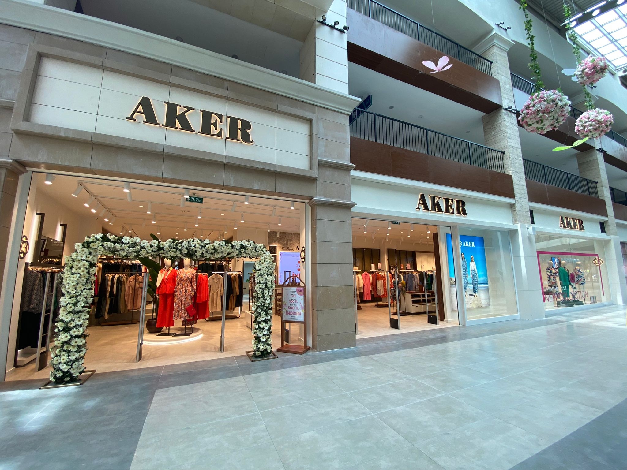 Kadın Giyim Modasında Online Alışveriş İçin Tek Yol Aker